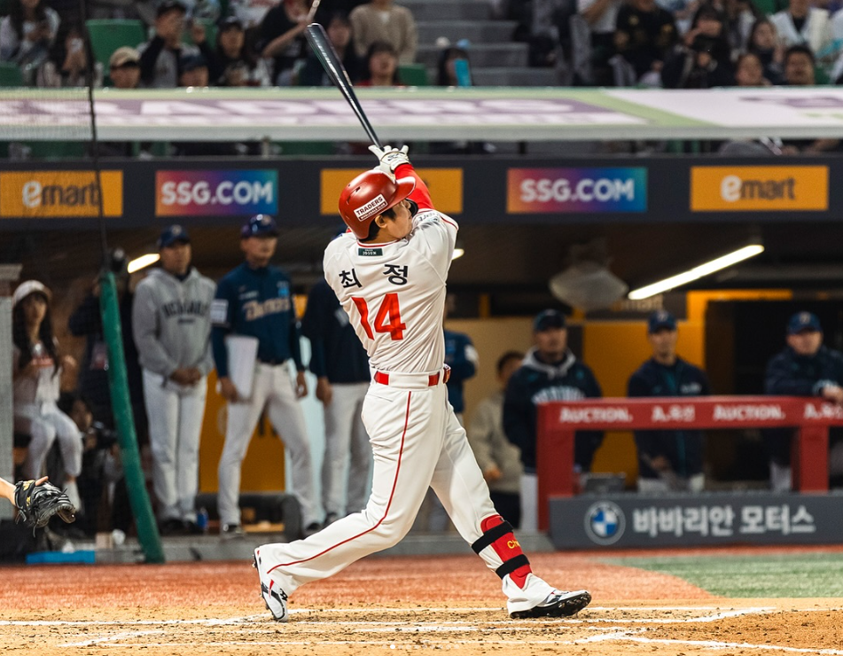 최정, KBO 사상 첫 500홈런 폭발…SSG 도약의 신호탄 될까